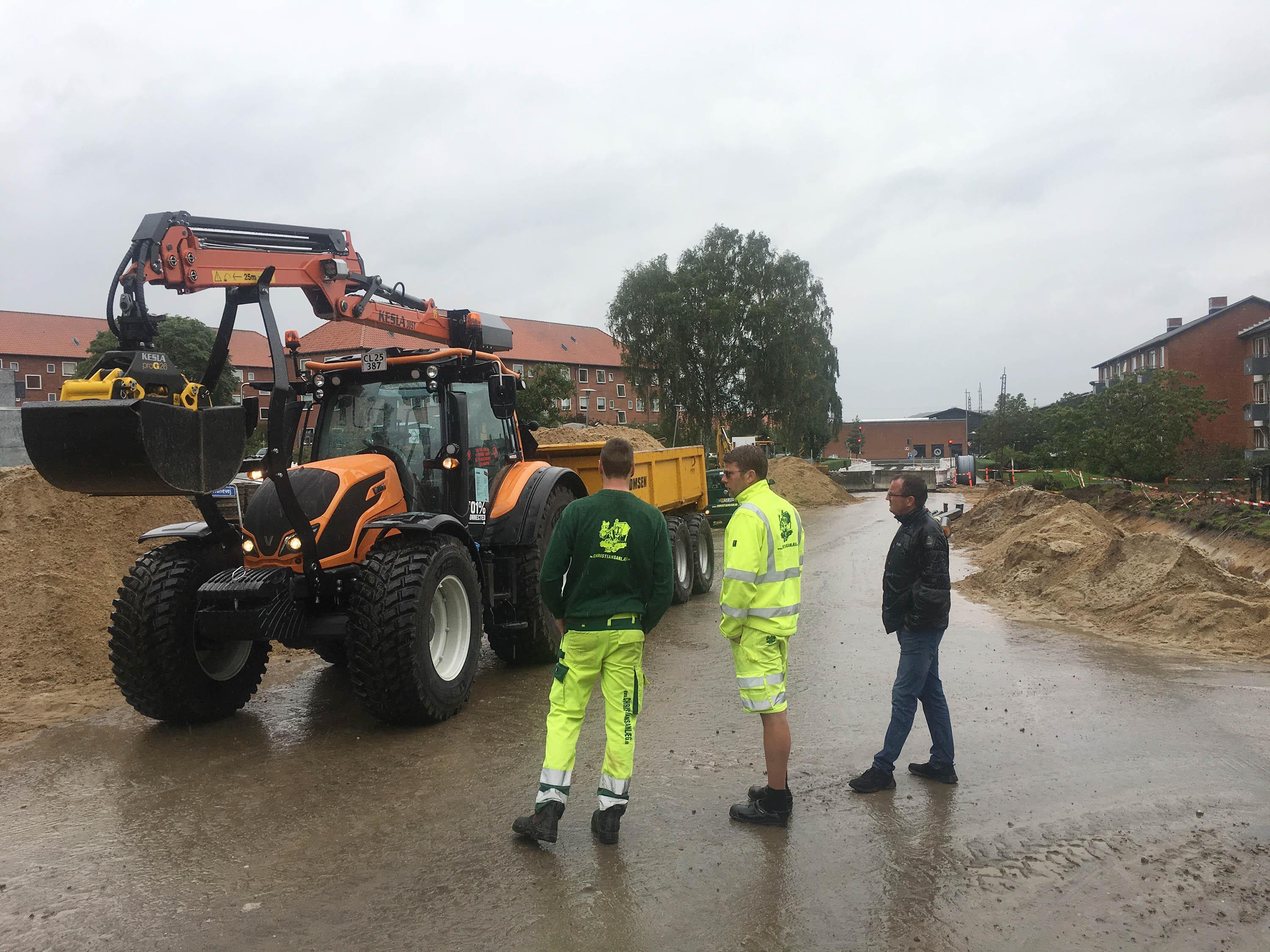Entreprenør har prøvekørt unik orange Valtra med kran – ”interessant ...
